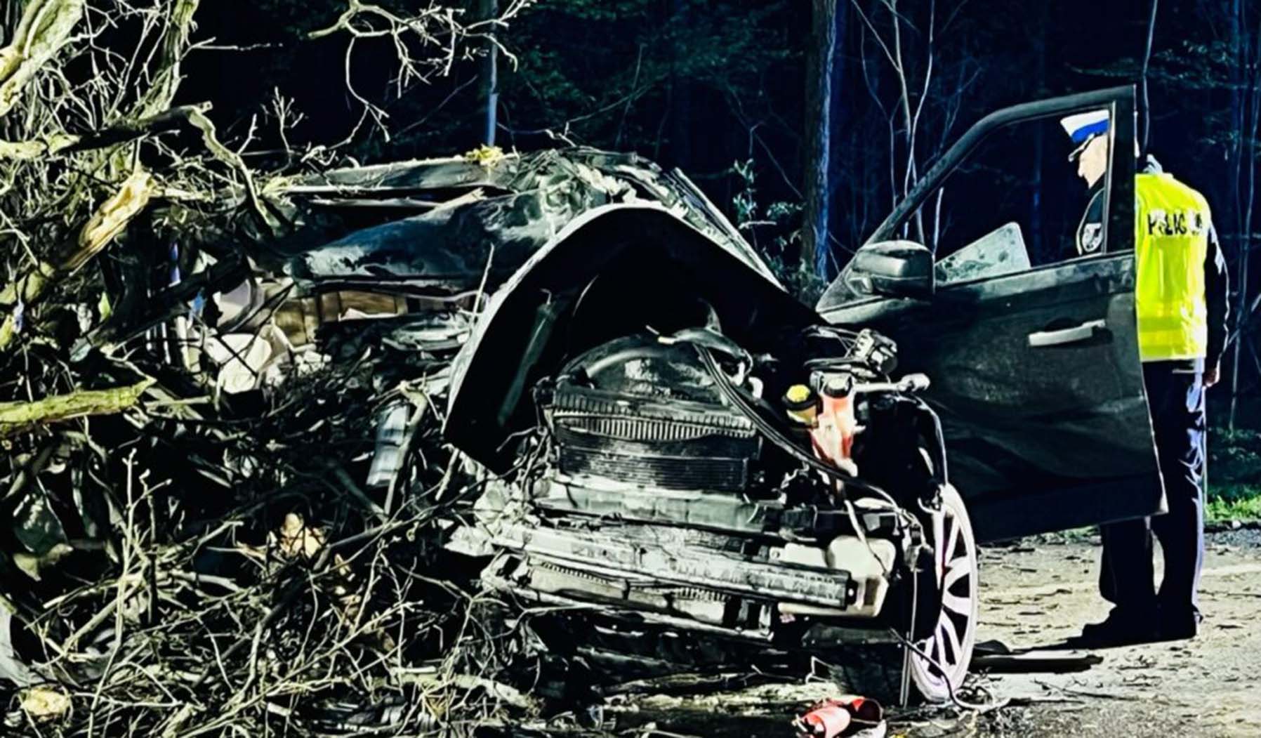 Tragiczny wypadek na DW 631. Auto z ogromną prędkością uderzyło w drzewo. - Życie Powiatu na ...