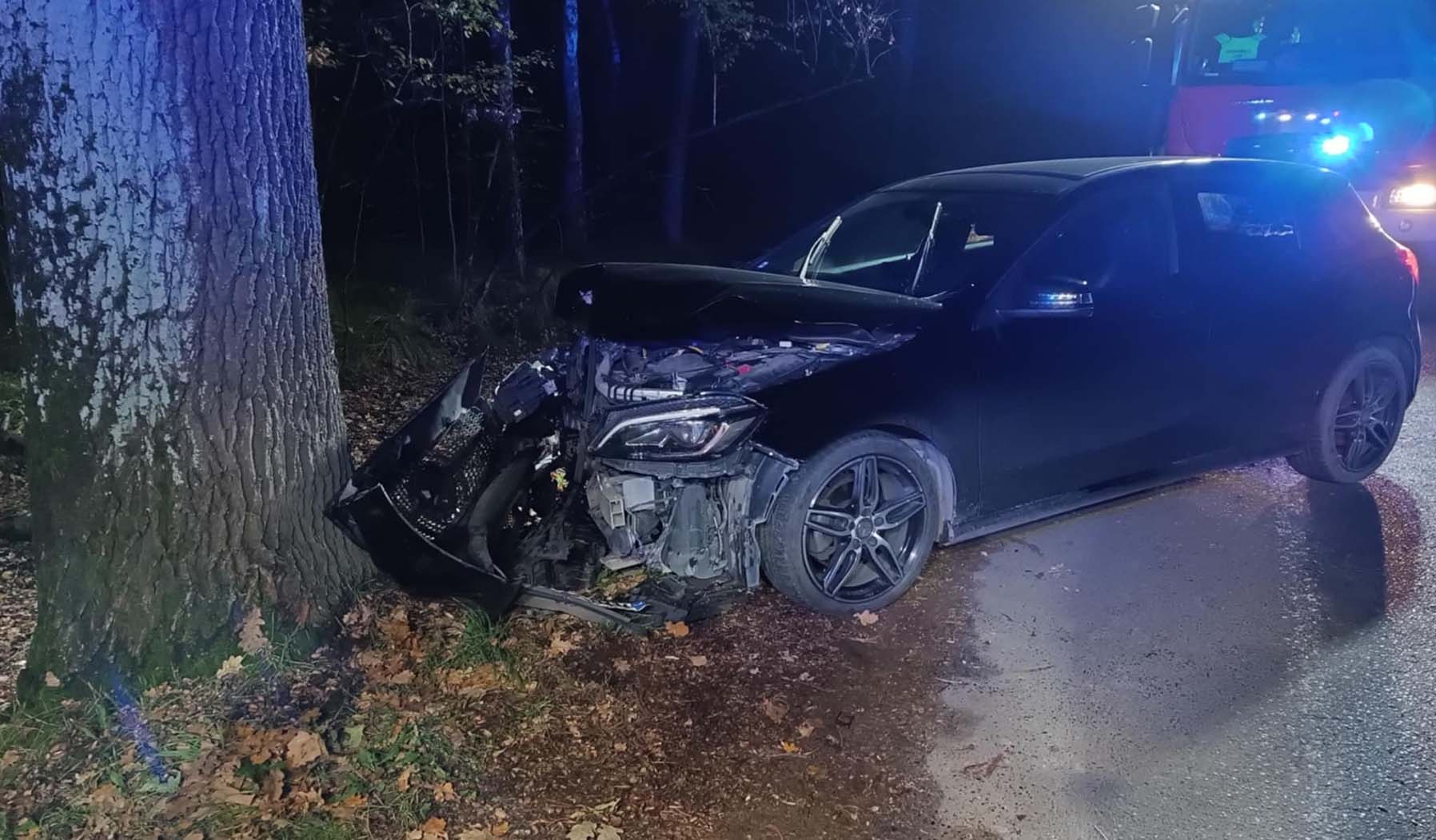 Groźny wypadek na DW 631 w Markach: samochód osobowy uderzył w drzewo - Życie Powiatu na Mazowszu