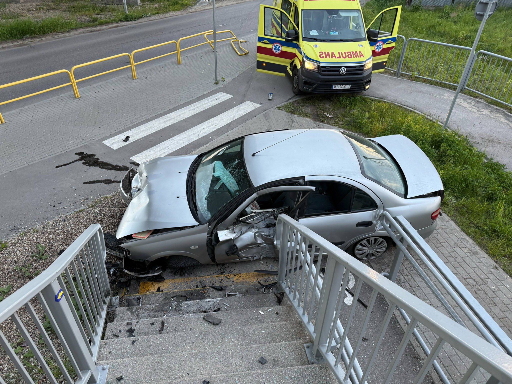 Niebezpieczny wypadek na ulicy Batorego w Tłuszczu. Samochód osobowy ...
